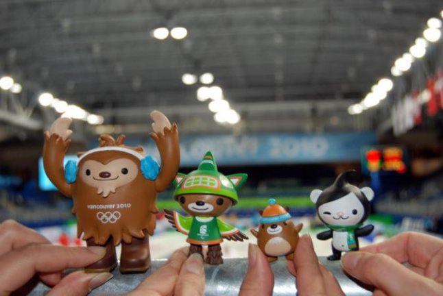 Vancouver 2010 Winter Olympics Mascots Cheering | Happy Worker Toys ...